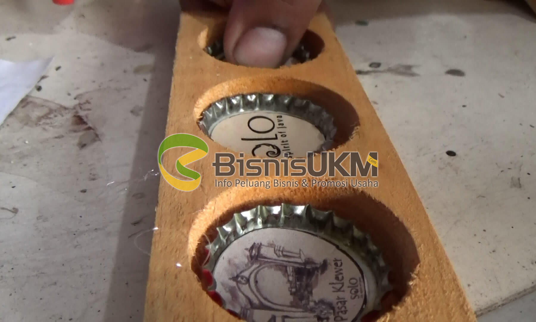 Dari Limbah Kayu Yang Terbuang, Pria Ini Produksi Kerajinan Unik