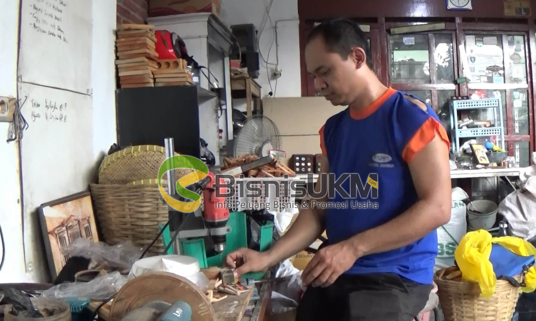 Dari Limbah Kayu Yang Terbuang, Pria Ini Produksi Kerajinan Unik