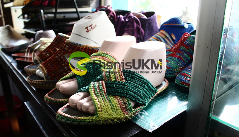Inspirasi Bisnis Rumahan Sepatu Rajut Handmade Ala Jotik!